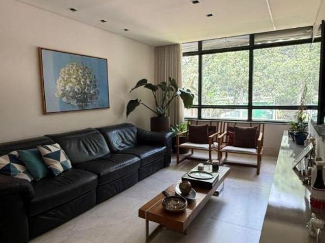 SQS 114 | Asa Sul | 157m² | 3 quartos | 100% reformado | Vazado | Vista livre