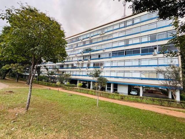 SQS 111, Bloco J Onde o mármore branco encontra a memória de Brasília. 3 quartos, suíte