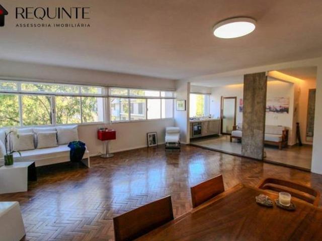 SQS 213 – Reformado. 03 quartos, 01 Suíte, vaga e DCE, vista livre e 120m² Asa Sul