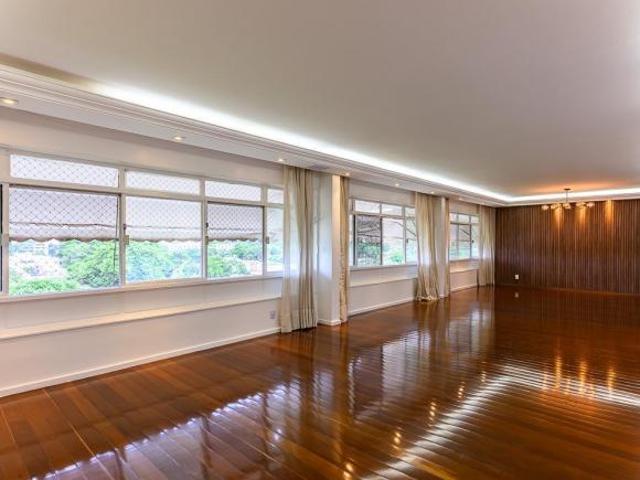 SQS 313 Apartamento reformado e desocupado com ambientes amplos e ótima localização!