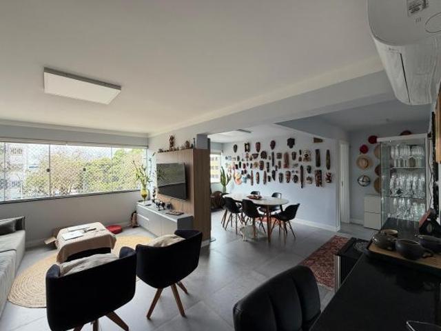SQS 411 Apartamento reformado com móveis planejados