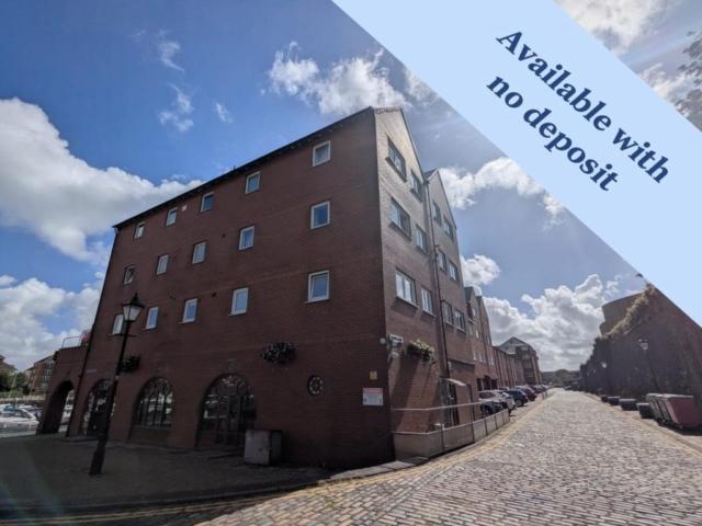 Squire Court, Marina, Swansea. SA1 3XB 2 bed flat to rent £1,275 pcm £294 pw