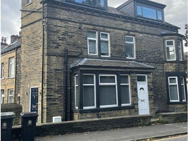 Squire Lane, Bradford BD8, 2 bed flat to rent, £750 pcm | PrimeLocation