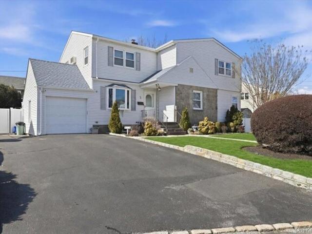 Squirrel Dr, East Rockaway, Home For Sale