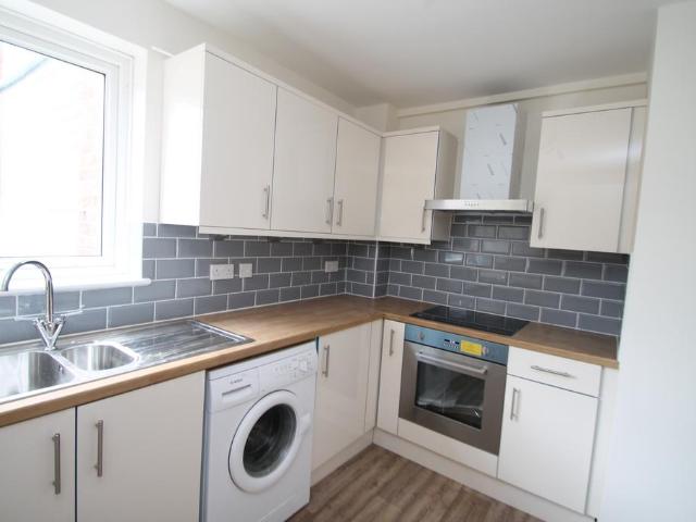 Squirrels Green, Redhill, RH1 2 bed flat to rent £1,700 pcm £392 pw