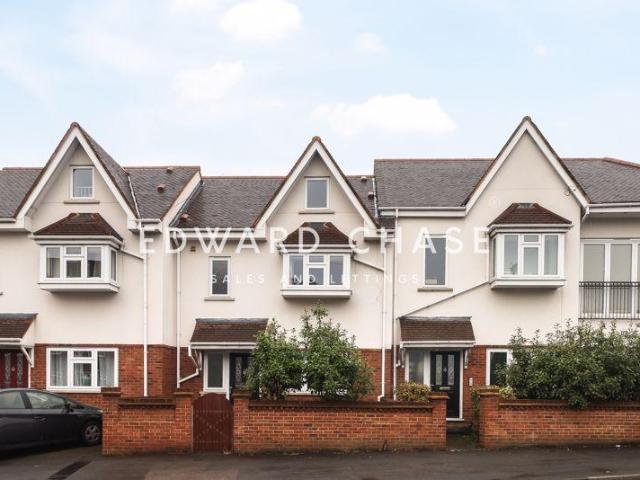 Squirrels Heath Lane, Romford, RM2 4 bed terraced house to rent £2,400 pcm £554 pw