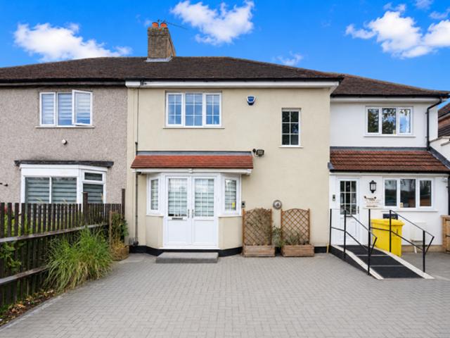 Squirrels Heath Road, ROMFORD, RM3 3 bed house to rent £2,100 pcm £485 pw
