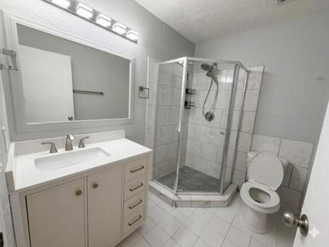 SW Gainesville Location quick excess to UF, Shands, Butler Plaza, Shopping, Dining, & Major Roadways