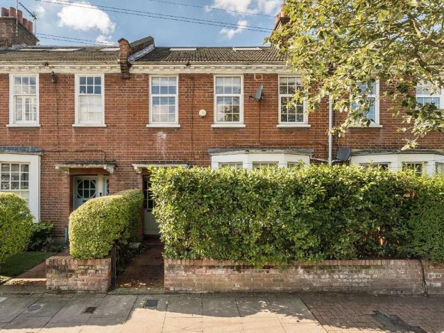 Swaby Road, London SW18 2 bed flat to rent £3,000 pcm £692 pw
