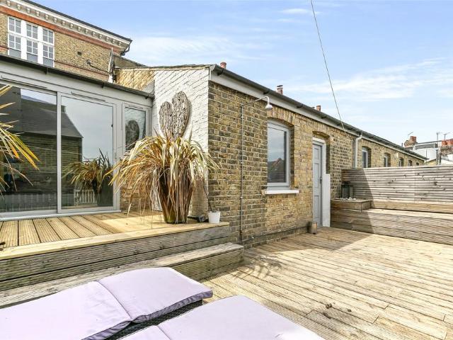 Swaffield Road, London, SW18 3 bed house to rent £9,500 pcm £2,192 pw