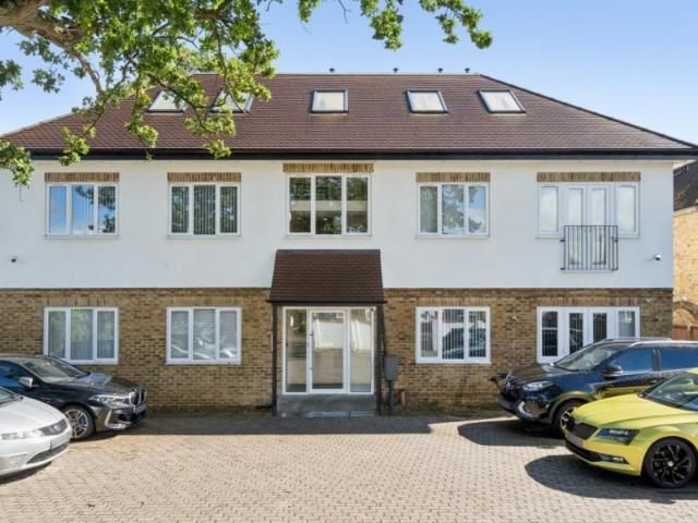 Swakeleys Road, Ickenham UB10 1 bed apartment to rent £1,600 pcm £369 pw