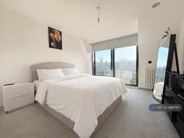 Swaker Yard, Borehamwood, WD6 2 bed penthouse to rent £2,450 pcm £565 pw