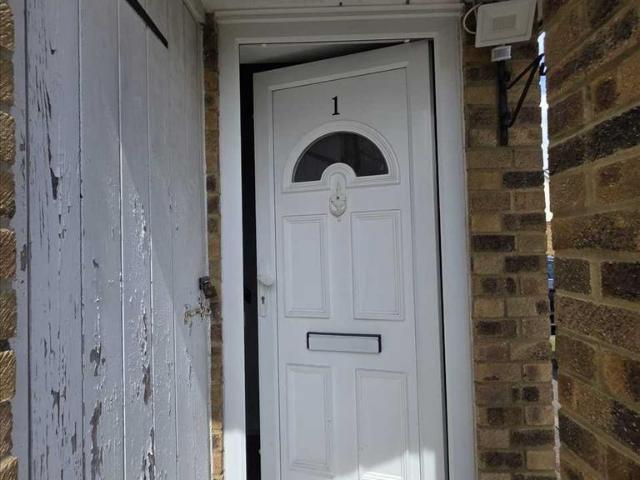 Swallow Court, Dollis Crescent, London 2 bed flat to rent £1,900 pcm £438 pw