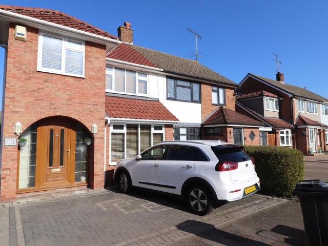 Swallow Dale, Basildon, SS16 4 bed semi detached house to rent £2,250 pcm £519 pw