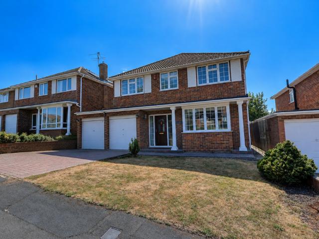 Swallow Drive, Buckinghamshire HP15 4 bed detached house to rent £3,250 pcm £750 pw