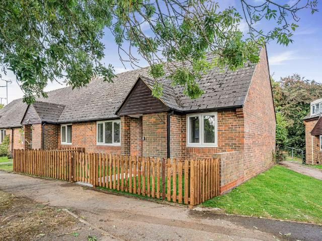 Swallow Lane, St Albans AL1, 1 bed bungalow to rent, £1,250 pcm | PrimeLocation
