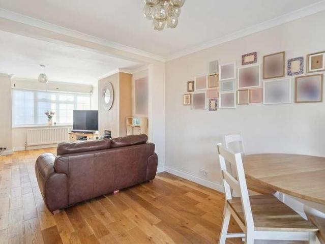 Swallow Street, Iver, SL0