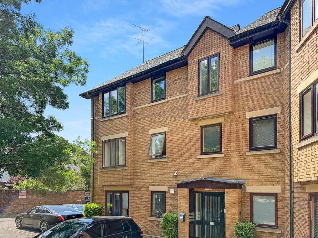 Swan Court, Oxford, OX1 3 bed flat to rent £2,580 pcm £595 pw