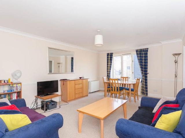 Swan Court, Paradise Street, Oxford, OX1 2 bed flat to rent £1,750 pcm £404 pw