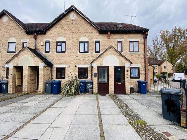 Swan Drive, London, Greater London, NW9 3 bed townhouse to rent £2,300 pcm £531 pw