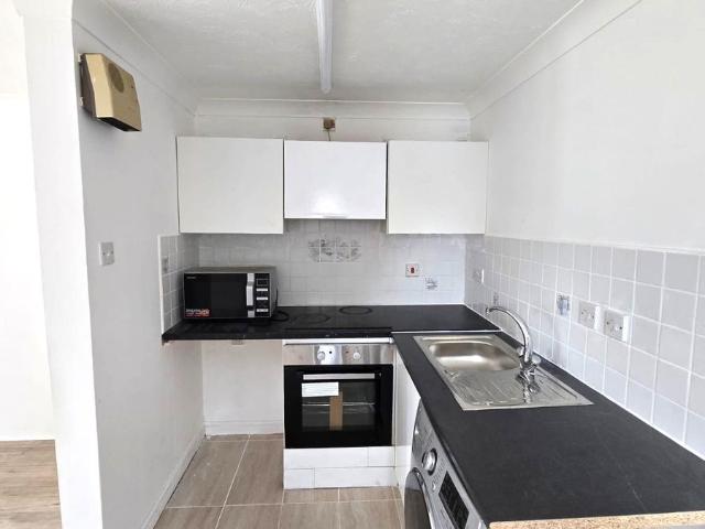Swan Drive, London NW9, Studio to rent, £1,200 pcm | PrimeLocation