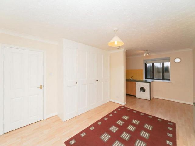 Swan Drive, London Studio to rent £1,150 pcm £265 pw