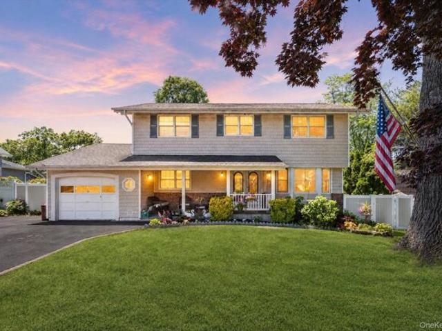 Swan Ln, Hauppauge, Home For Sale