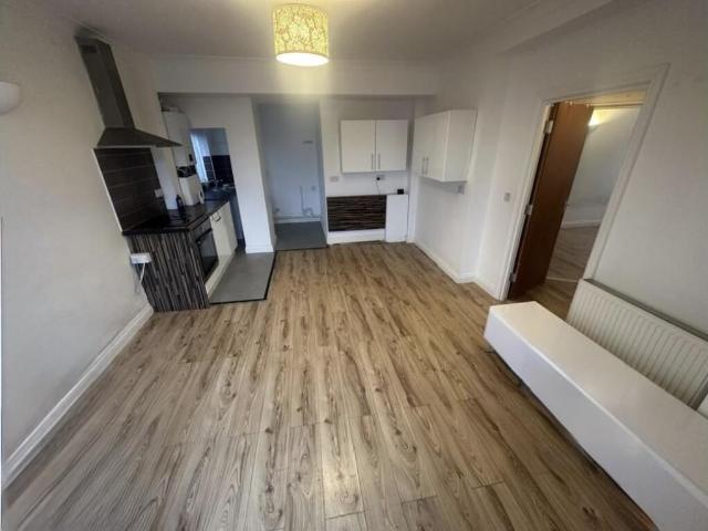 Swanage Close 2 bed flat to rent £1,050 pcm £242 pw