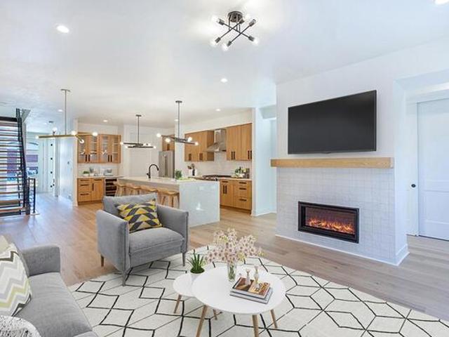 Swanky Sunnyside townhome near 41st & Fox light rail