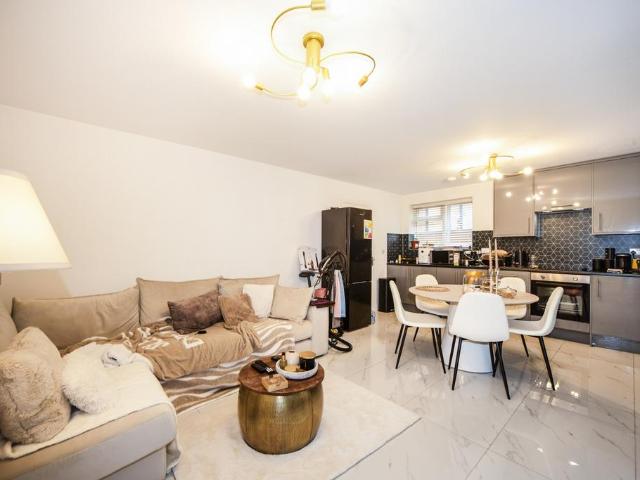 Swanley BR8 2 bed flat to rent £1,450 pcm £335 pw