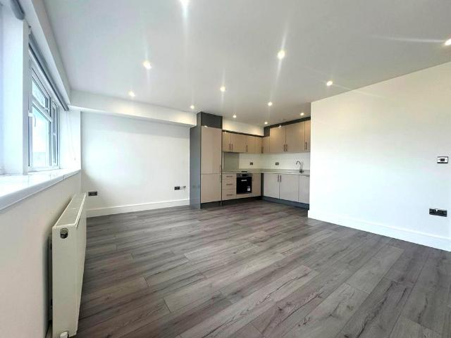 Swanley Centre, Swanley, BR8 2 bed flat to rent £1,550 pcm £358 pw