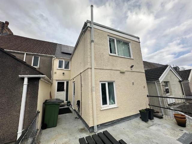 Swansea SA1 4 bed flat to rent £1,050 pcm £242 pw
