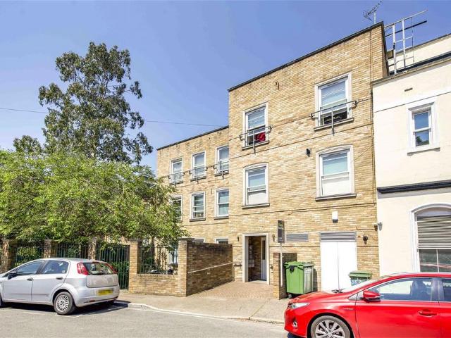 Swanston Court, Twickenham 2 bed apartment to rent £1,950 pcm £450 pw