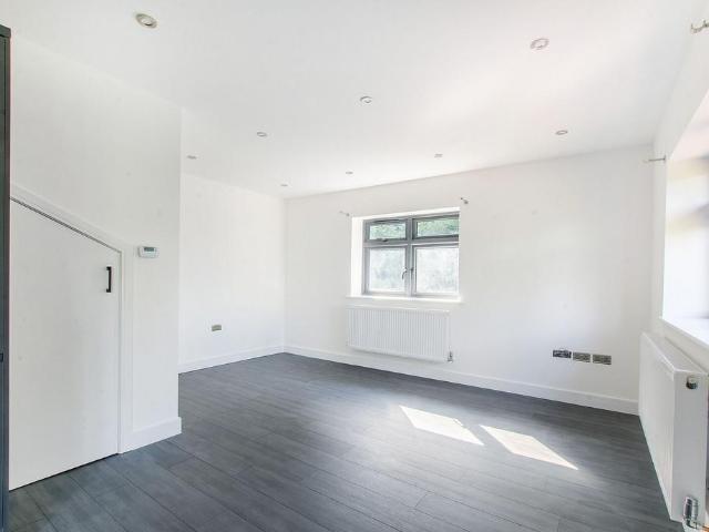 Sweeps Lane, Orpington, BR5 2 bed flat to rent £1,550 pcm £358 pw