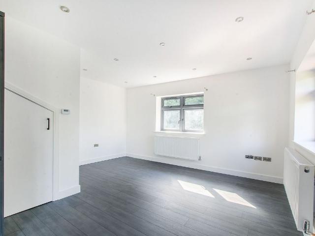 Sweeps Lane, Orpington BR5, 2 bed flat to rent, £1,550 pcm | PrimeLocation