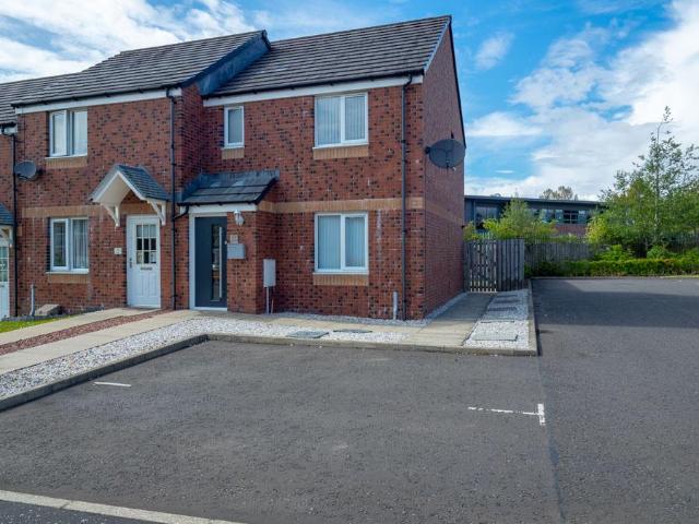 Sweet Thorn Drive, Glasgow, G75 3 bed end of terrace house to rent £1,290 pcm £298 pw