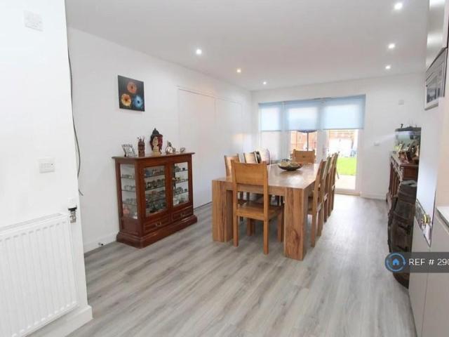 Sweet Briar Avenue, Carshalton, SM5 4 bed terraced house to rent £2,750 pcm £635 pw