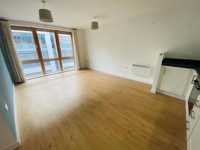 Sweetman Place, Bristol, BS2 2 bed flat to rent £1,450 pcm £335 pw