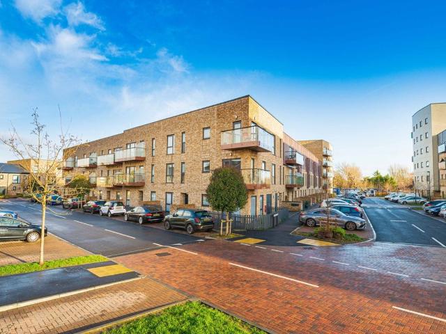 Sweetbriar Avenue, Carshalton SM5, 2 bed flat to rent, £1,800 pcm | PrimeLocation
