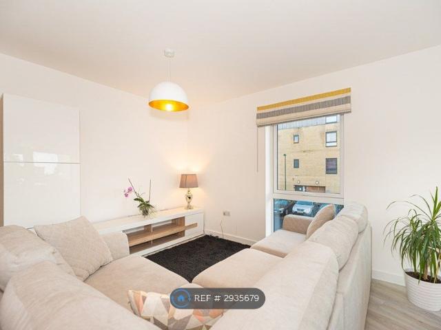 Sweetbriar Avenue, Carshalton SM5, 2 bed flat to rent, £1,800 pcm | PrimeLocation