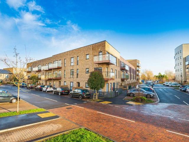 Sweetbriar Avenue, Carshalton, SM5 2 bed flat to rent £1,800 pcm £415 pw