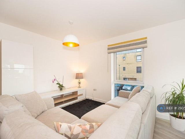 Sweetbriar Avenue, Carshalton, SM5 2 bed flat to rent £1,800 pcm £415 pw