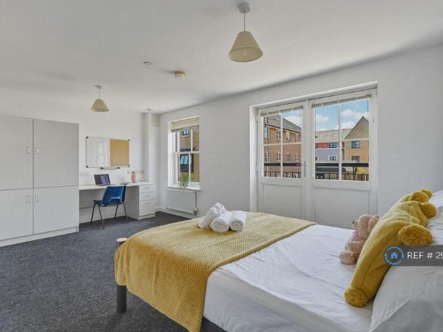 Swift Court, Norwich, NR3 6 bed terraced house to rent £4,200 pcm £969 pw