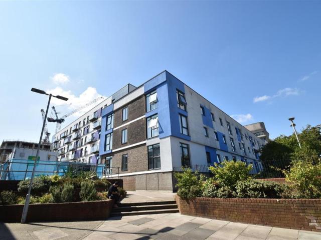Swingate, Stevenage SG1 2 bed apartment to rent £1,600 pcm £369 pw