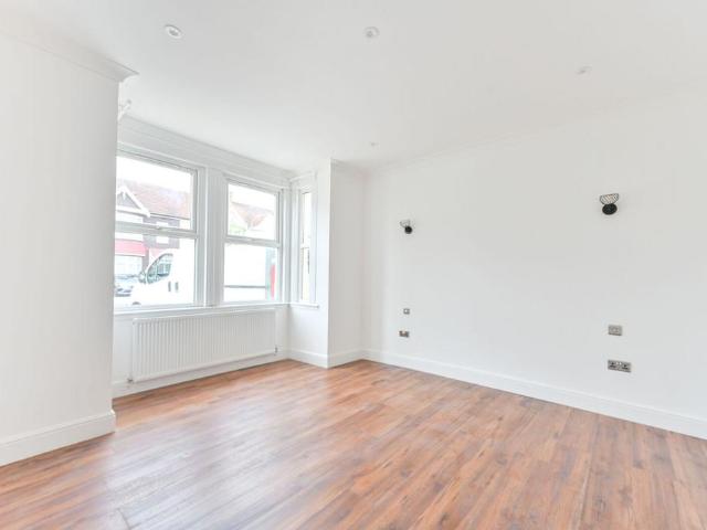 Swinderby Road, Wembley, HA0 5 bed house to rent £6,200 pcm £1,431 pw