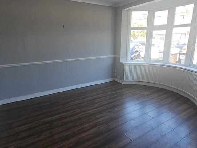 St. Thomas Gardens, Ilford IG1 3 bed terraced house to rent £2,400 pcm £554 pw
