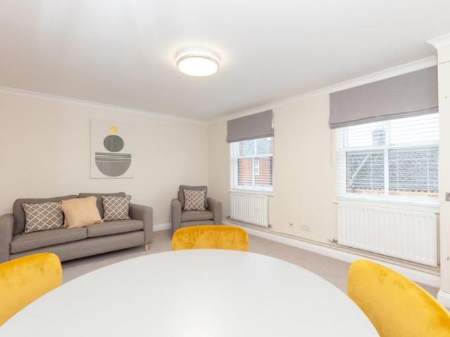 St Thomas' St, Central Oxford 2 bed apartment to rent £1,900 pcm £438 pw