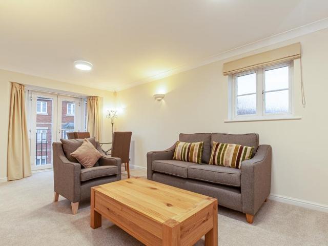 St Thomas Street, Oxford 2 bed apartment to rent £2,250 pcm £519 pw