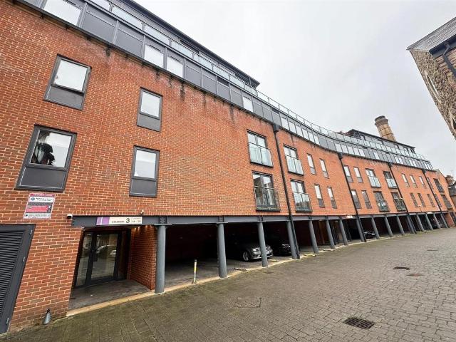 St. Thomas Street, Oxford 2 bed flat to rent £2,150 pcm £496 pw