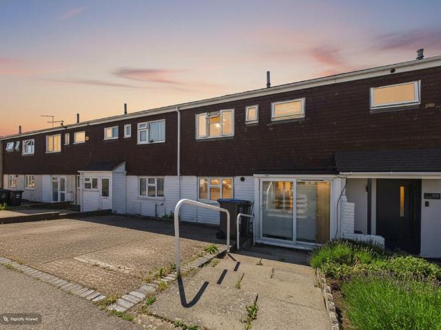 St. Agnells Lane, Hemel Hempstead. 3 bed terraced house to rent £1,850 pcm £427 pw